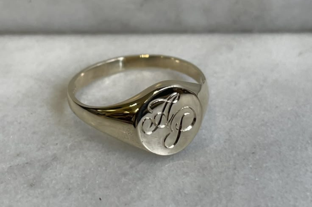What is a Signet Ring? History, Purpose & How to Wear One - Manna ...