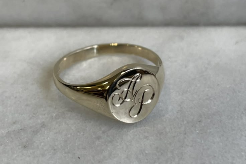 What is a Signet Ring? History, Purpose & How to Wear One - Manna ...